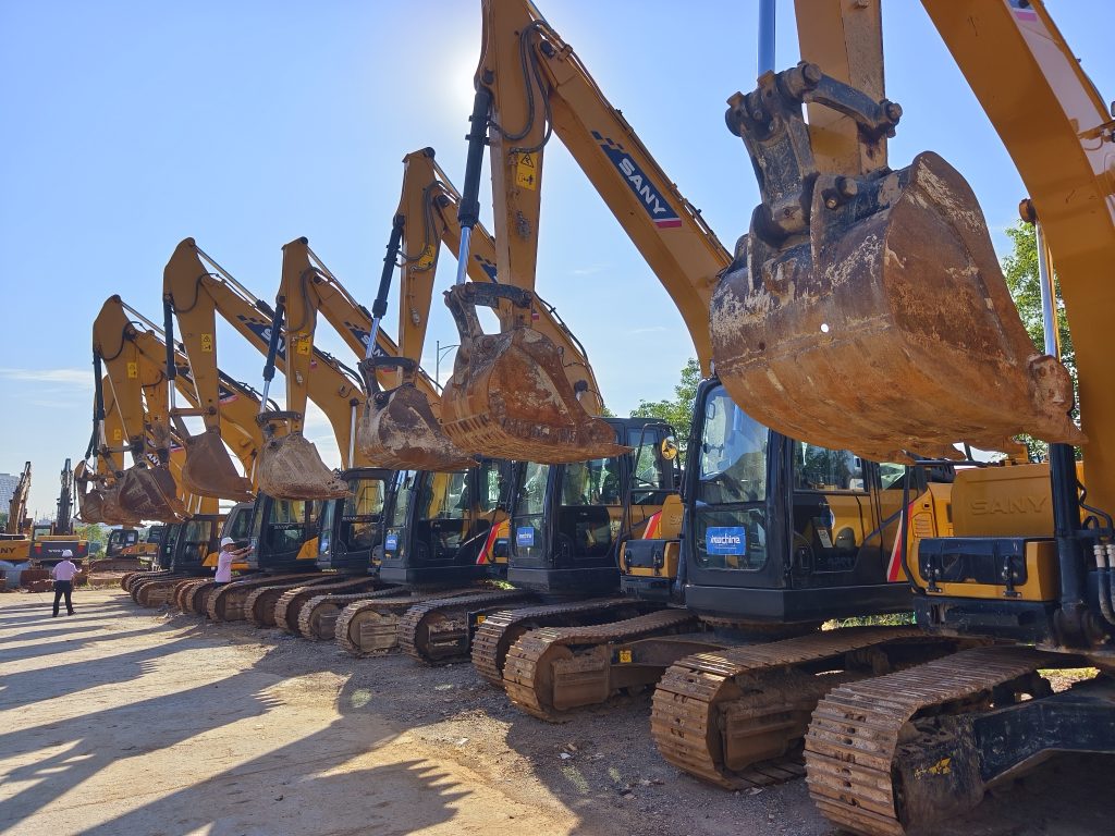 Earth-moving Machinery for sale - Excavator, Loader, Roller, Dozer ...